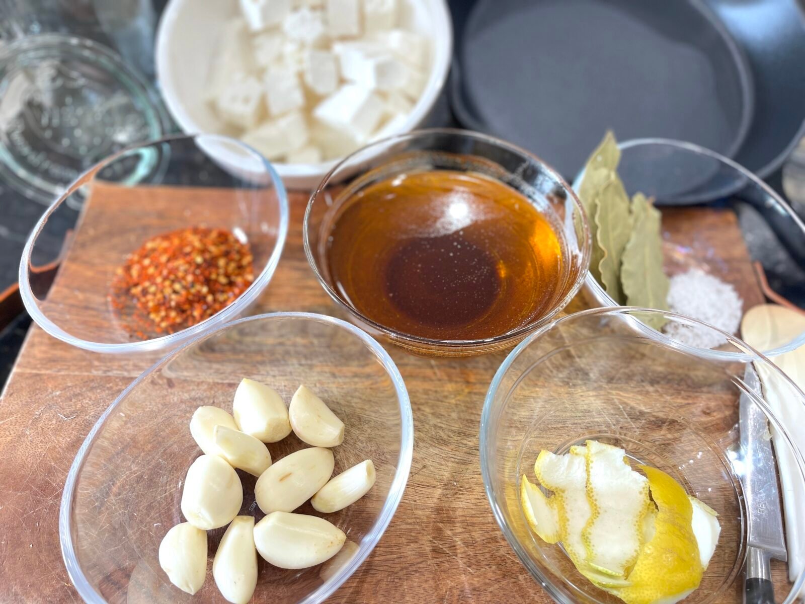 Apéritif Festif : Olives Marinées, Bretzels épicés & Feta Fumée ...